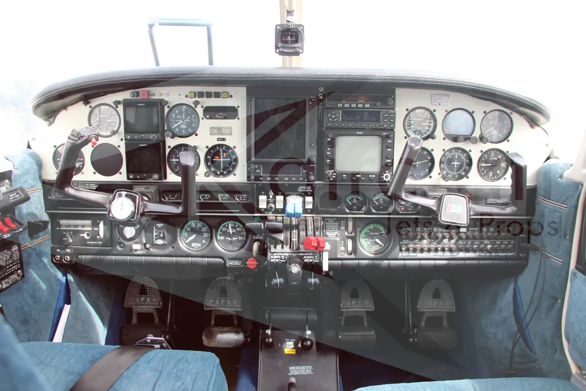 Cockpit De Piper Seneca Piper PA34 Seneca III