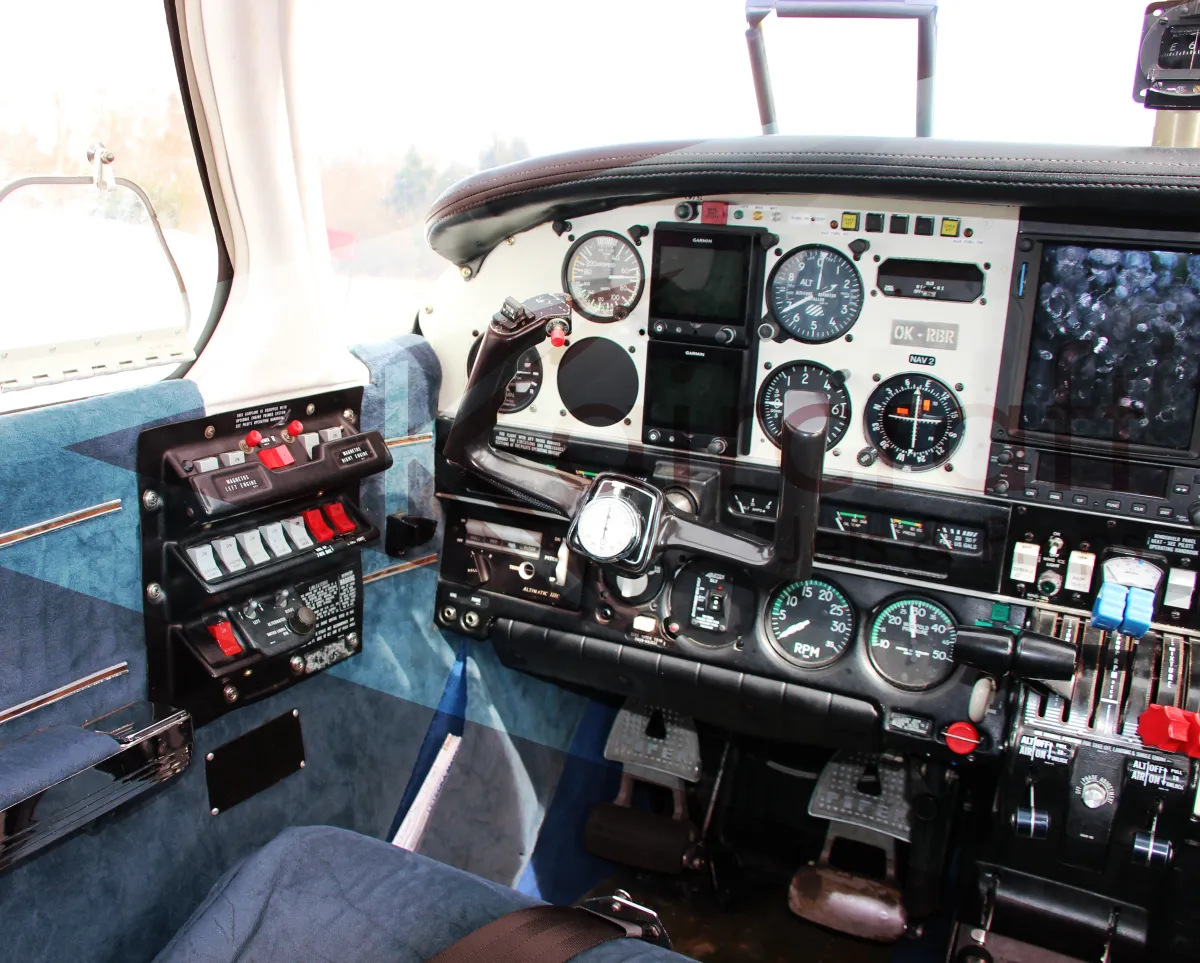 Cockpit De Piper Seneca Piper PA34 Seneca III